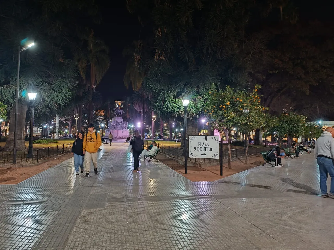 Qué planes se pueden organizar para pasear de noche en Salta